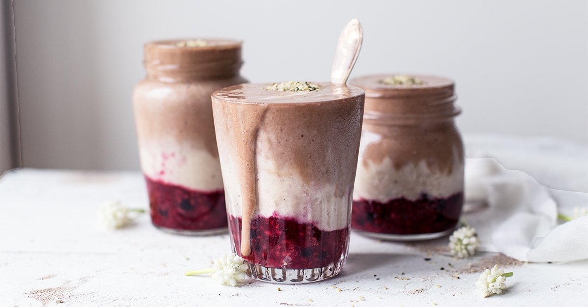 Chocolate & Vanilla Hemp Smoothie w/ Mashed Berries » Tuulia